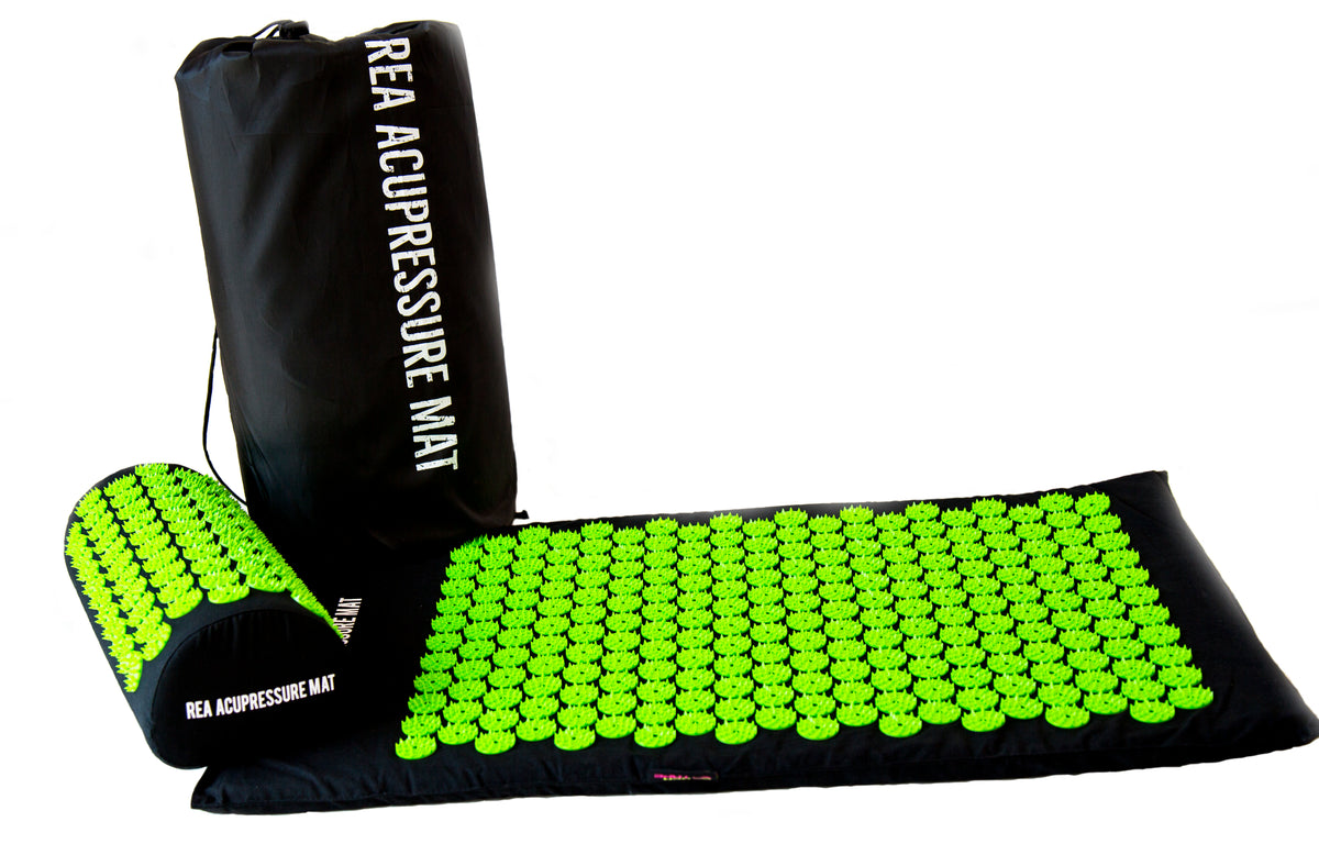 Piikkimatto, tyyny ja kantolaukku